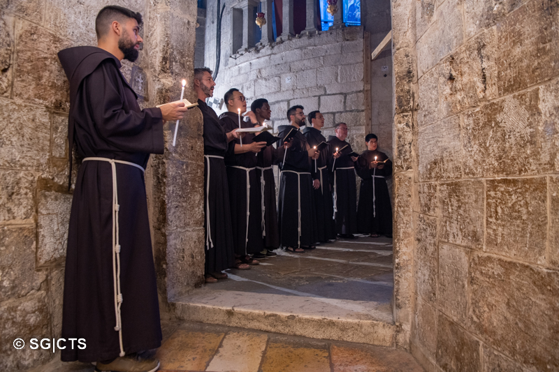 الموكب اليومي للرهبان الفرنسيسكان في كنيسة القيامة | Abouna