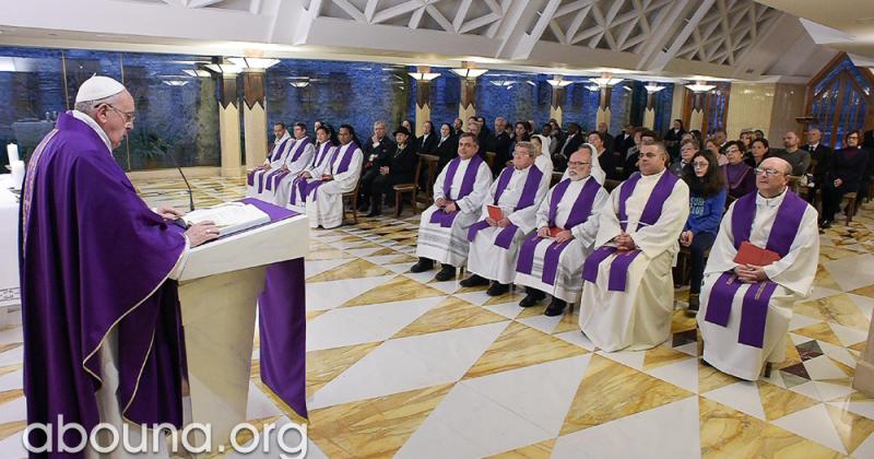 الأب رفعت بدر يقدم للبابا فرنسيس لوحة تمثل تهجير مسيحيي العراق Abouna