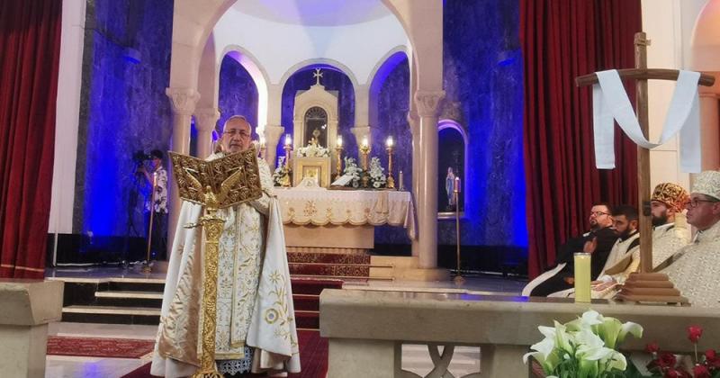 البطريرك ميناسيان في قداس أحد الفصح بقيامة المسيح وهبنا الغفران